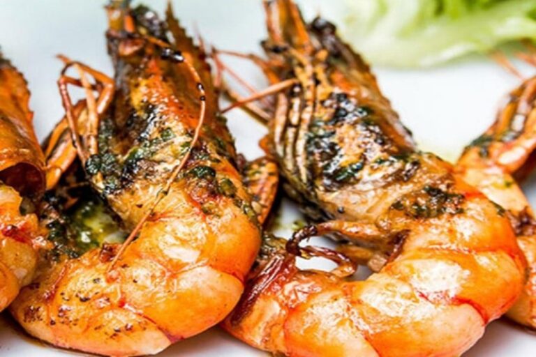 Camarones a la Cucaracha: Una explosión de sabor en tu paladar